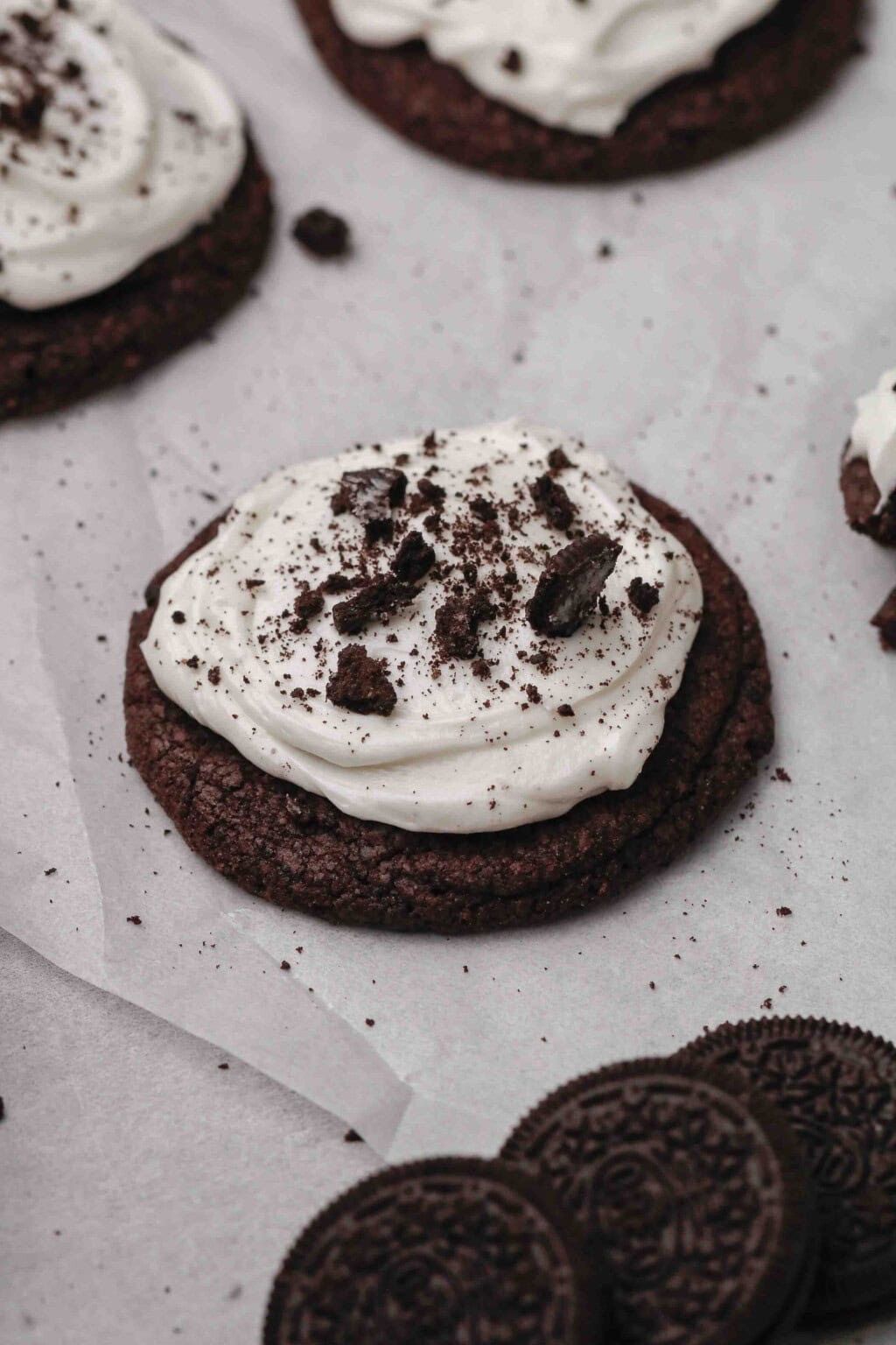 Crumbl chocolate Oreo cookies with buttercream frosting Copycat Recipe ...