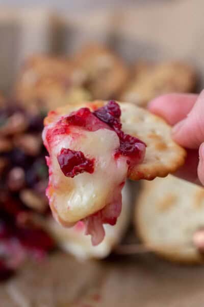 Easy Baked Brie Recipe (Best Toppings + 20 Minutes)