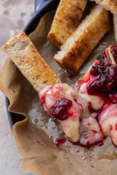 Easy Baked Brie Recipe (Best Toppings + 20 Minutes)