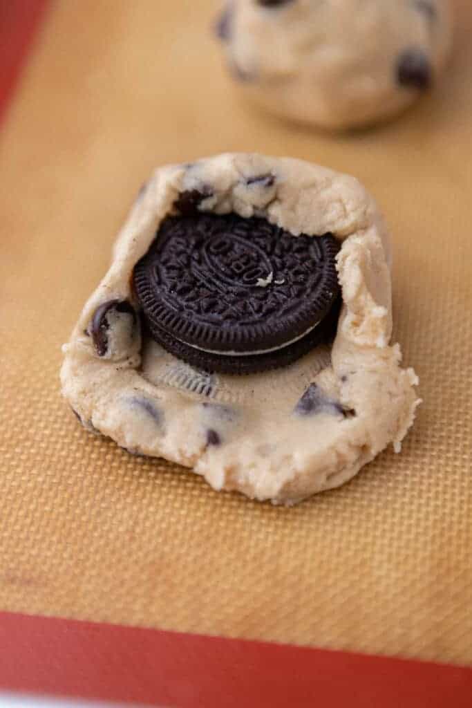 How to Make Easy Oreo Stuffed Chocolate Chip Cookies - Lifestyle of a ...