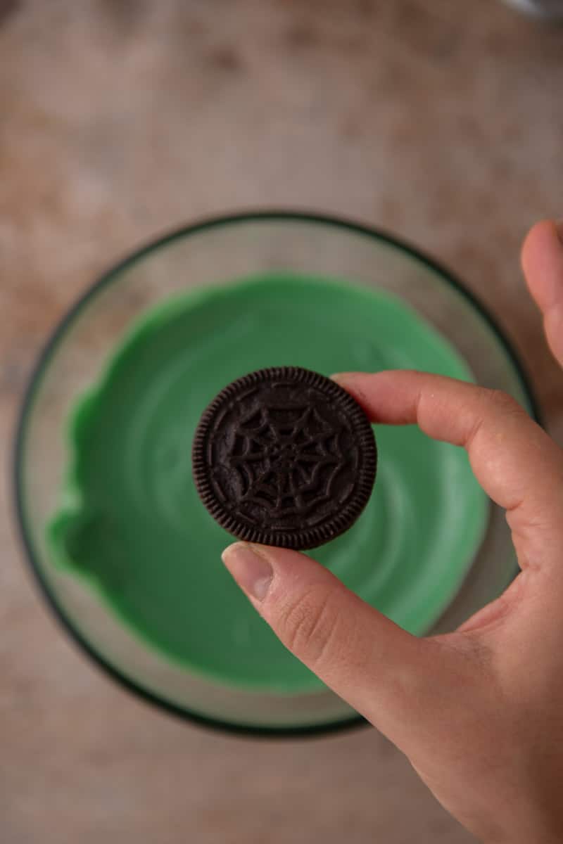 Easy spooky Halloween chocolate-covered Oreos - Lifestyle of a Foodie