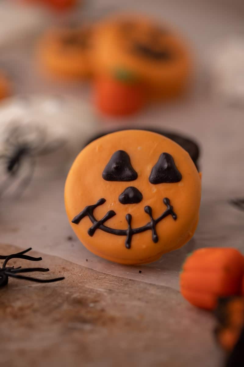 Easy spooky Halloween chocolate-covered Oreos - Lifestyle of a Foodie