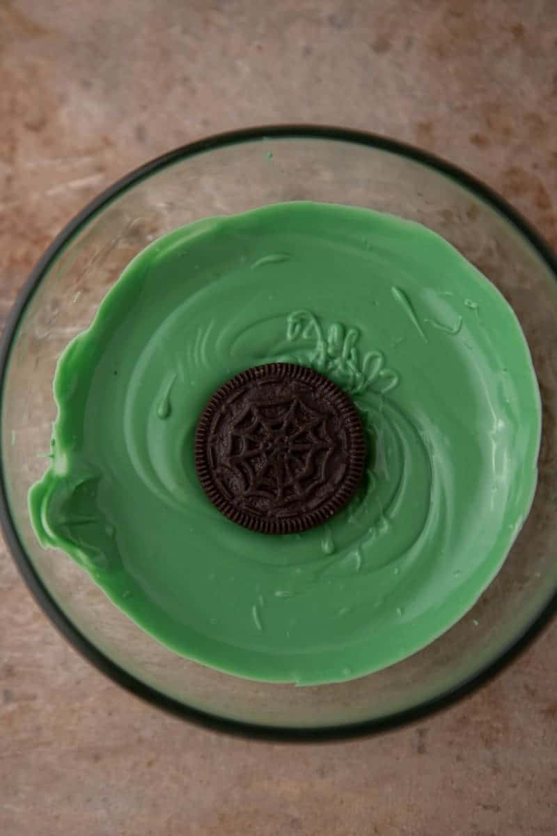 Easy spooky Halloween chocolate-covered Oreos - Lifestyle of a Foodie