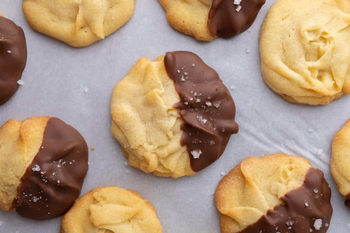 Piped Danish Butter Cookies (Classic Blue Tin Style) - Lifestyle of a ...